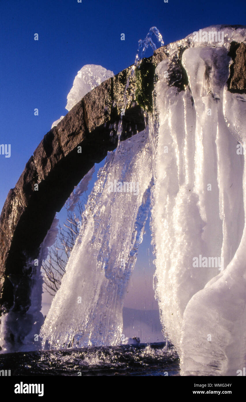 Snow arch hi-res stock photography and images - Alamy