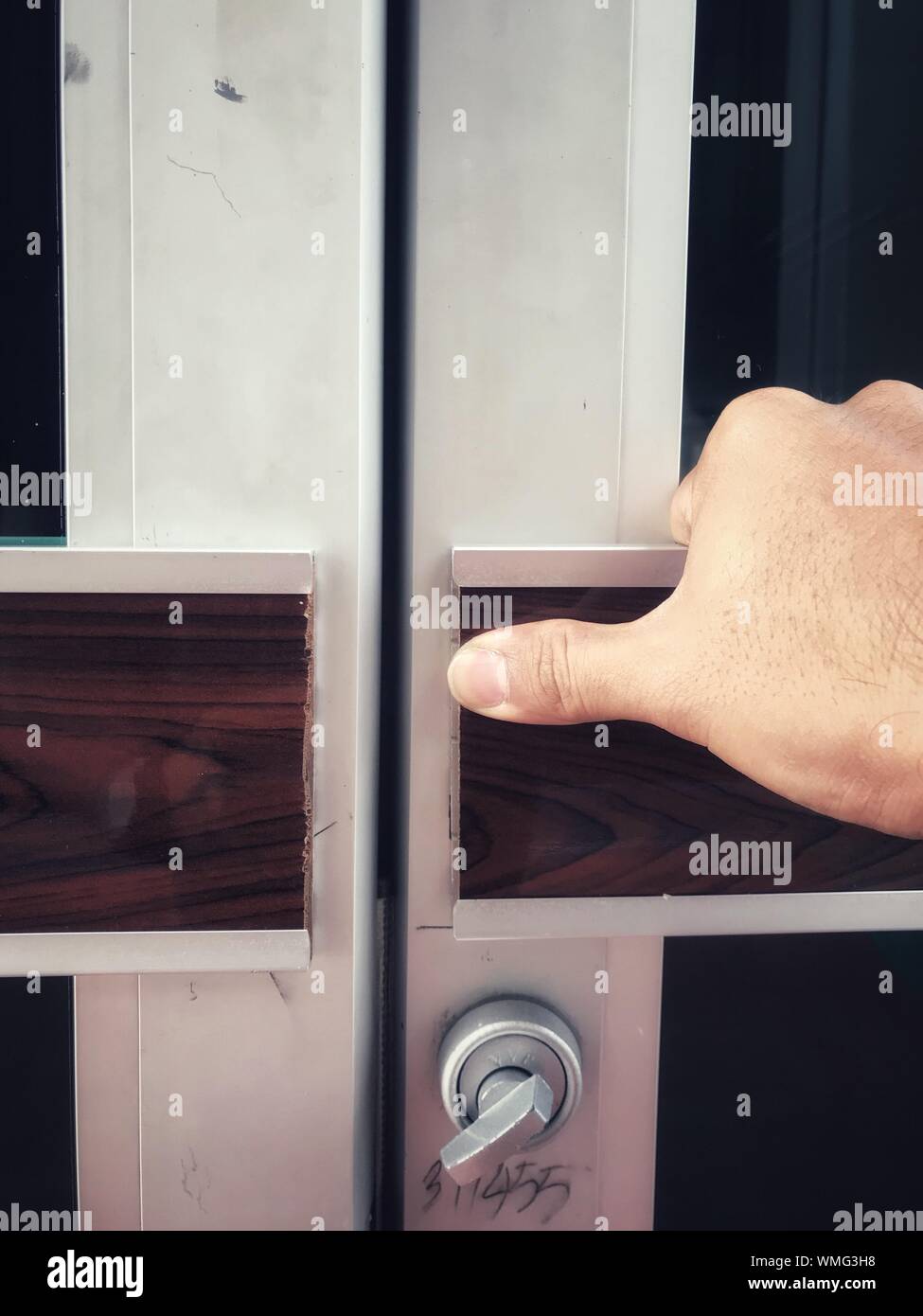 Hand holding door handle hi-res stock photography and images - Alamy