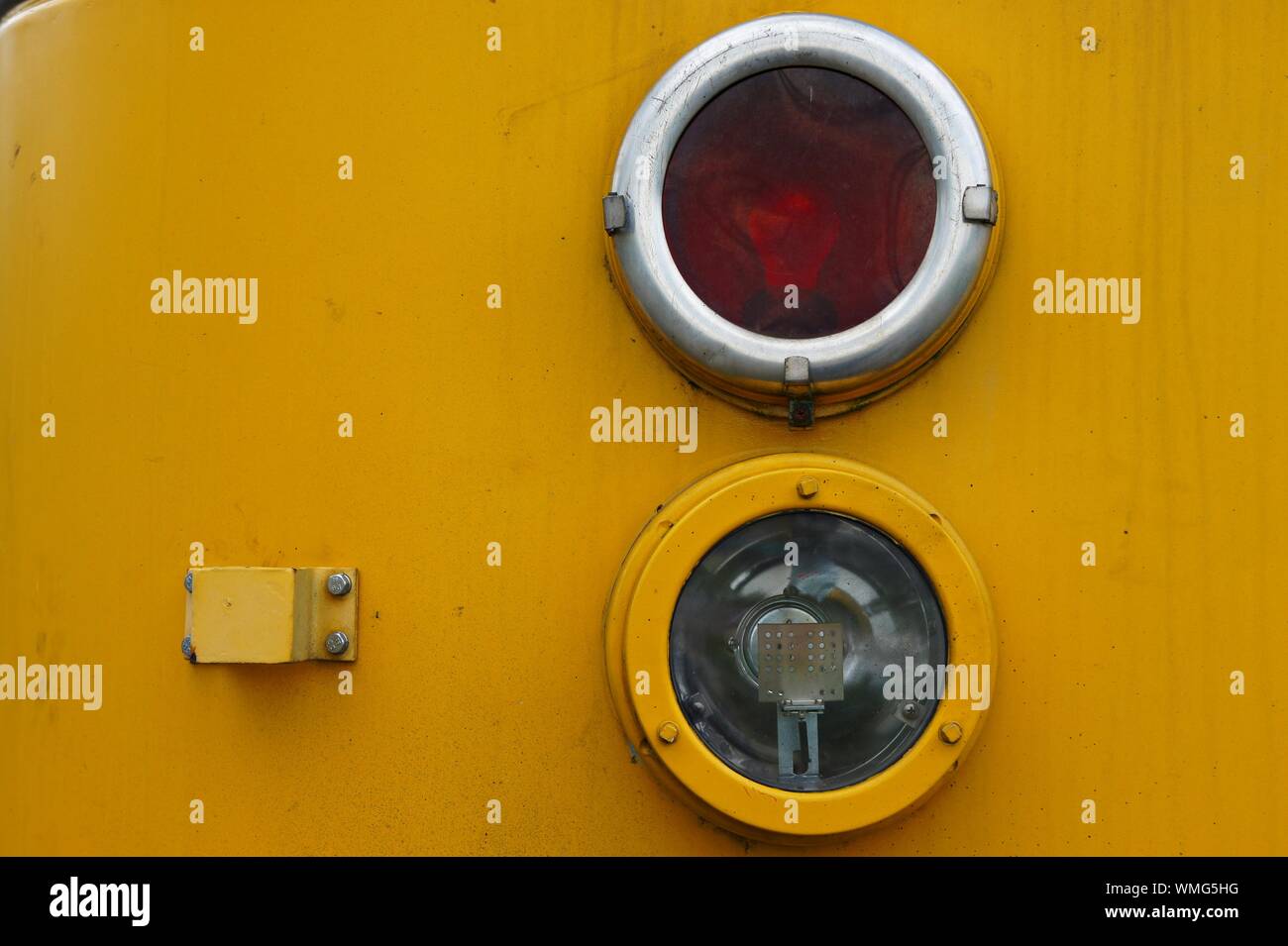 Yellow traffic signal hi-res stock photography and images - Alamy