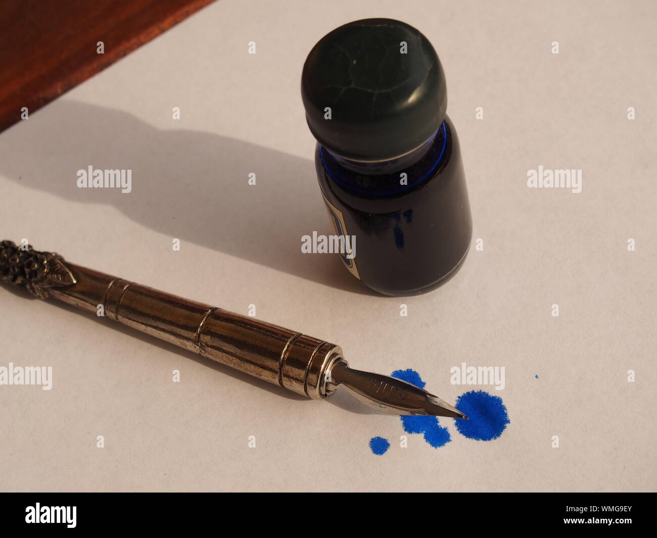 Fountain pen ink well hi-res stock photography and images - Alamy