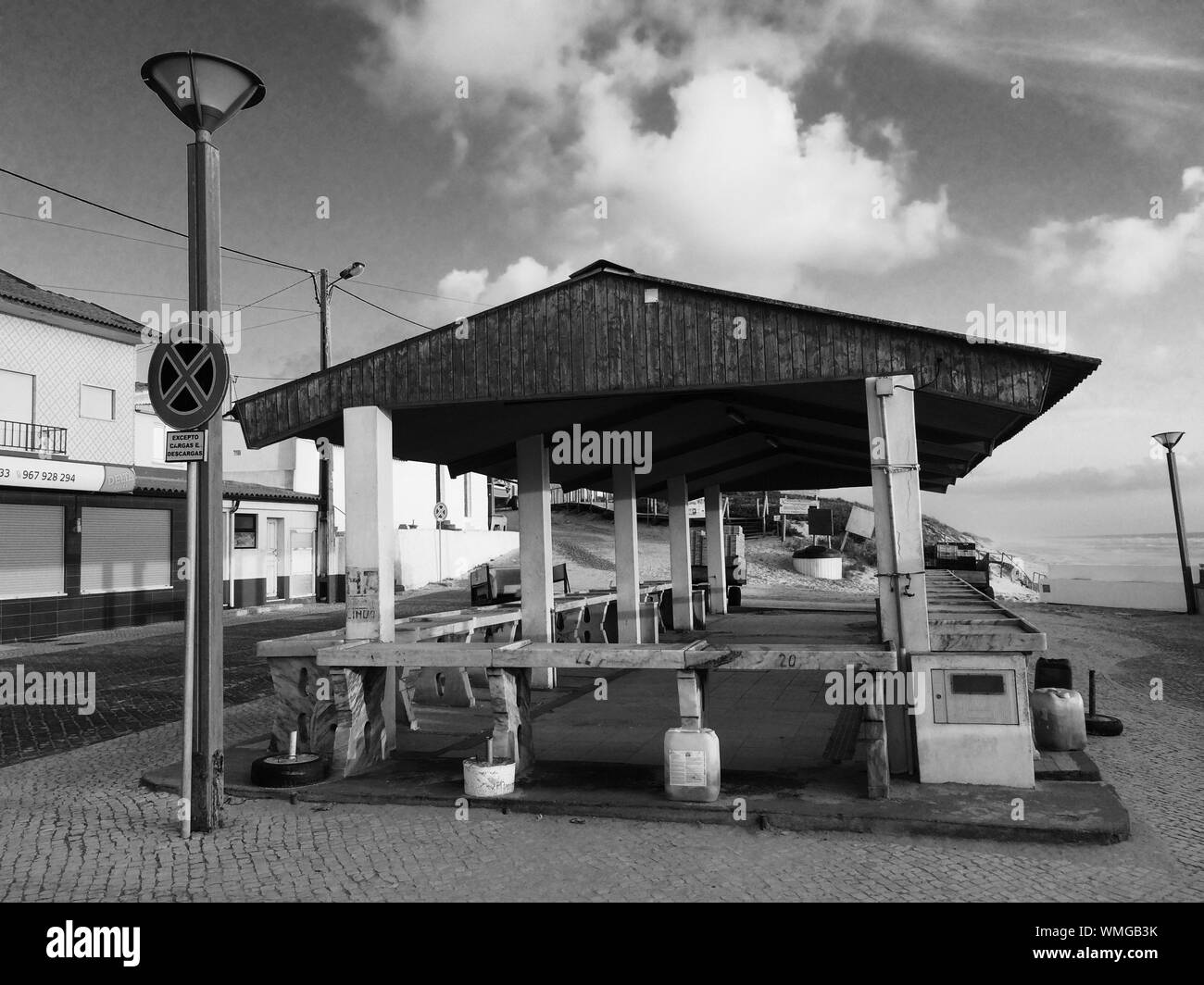 Empty fish hi-res stock photography and images - Alamy