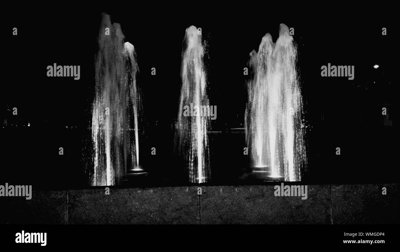 Water spraying fountains hi-res stock photography and images - Alamy
