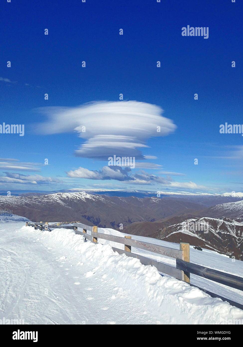 Lenticular cloud mountain hi-res stock photography and images - Alamy