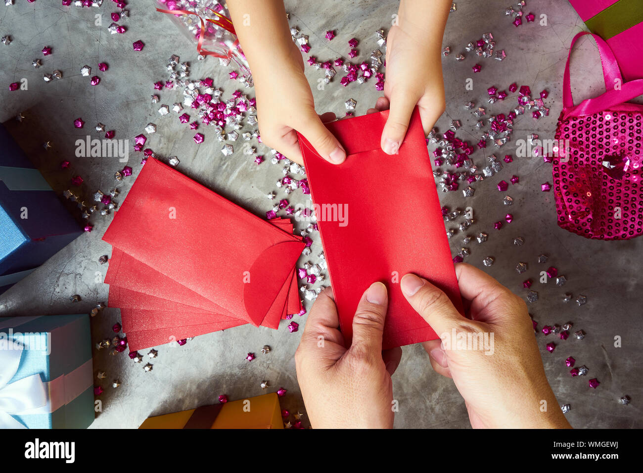 Envelope hands hi-res stock photography and images - Alamy