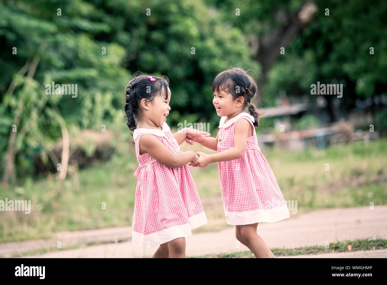 Twin sisters sister hi-res stock photography and images - Alamy
