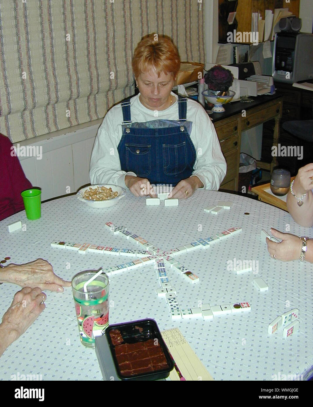 Family activity table hi-res stock photography and images - Alamy