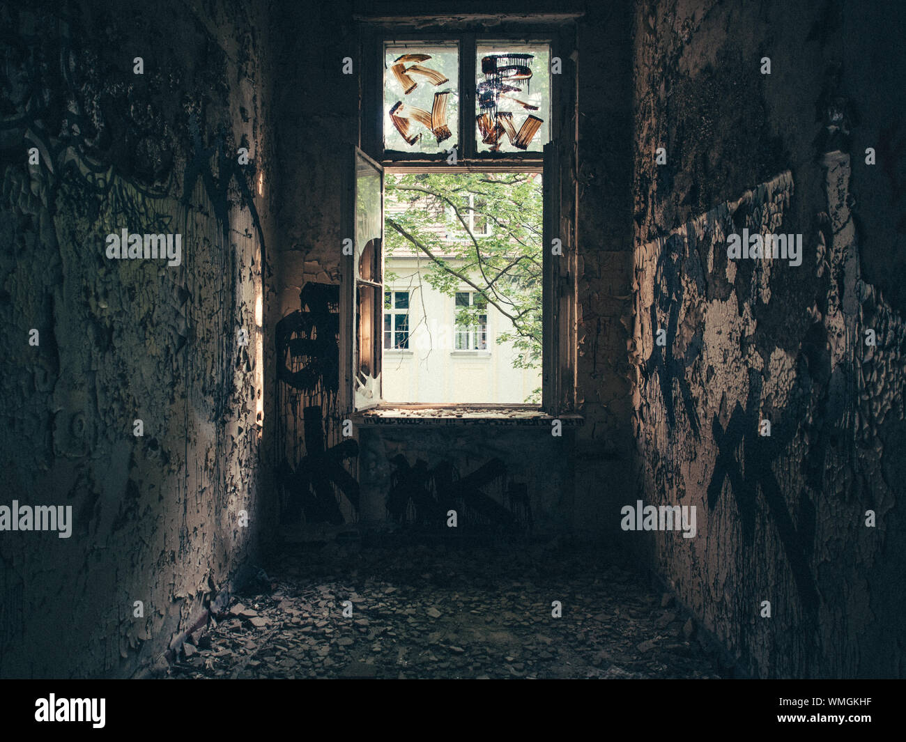 Room with graffiti hi-res stock photography and images - Alamy