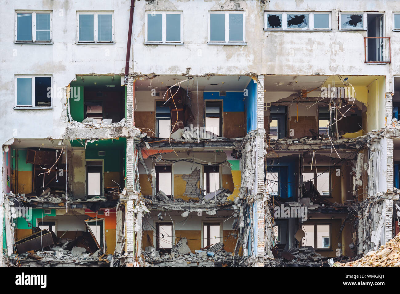 Run down apartment exterior hi-res stock photography and images - Alamy