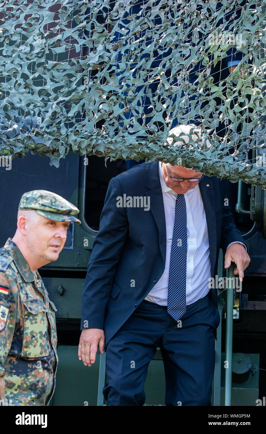 Cammin, Germany. 27th Aug, 2019. During his visit to the Luftwaffe ...