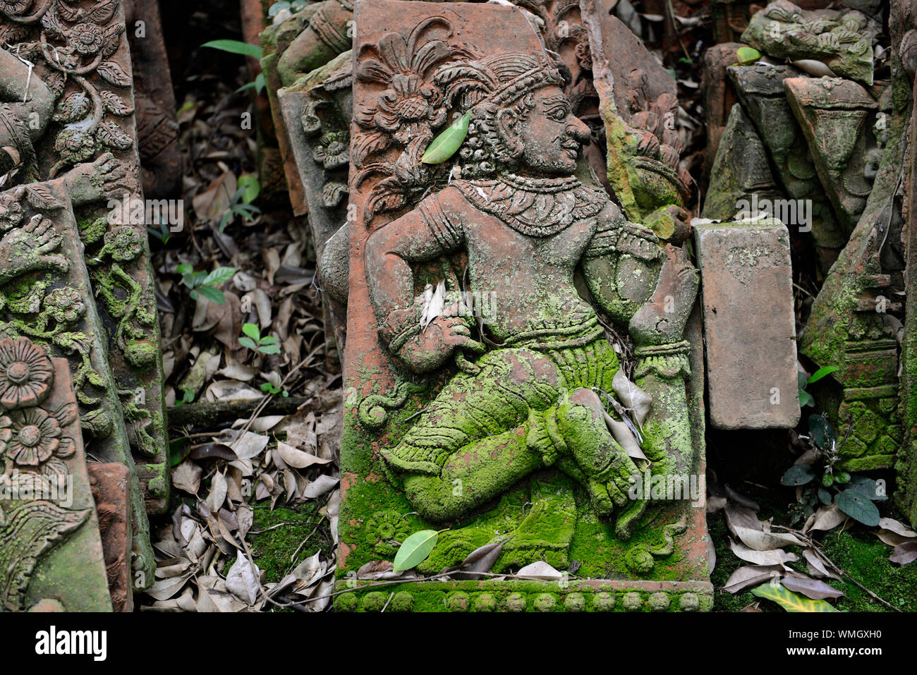 Moss on stone statue hi-res stock photography and images - Alamy