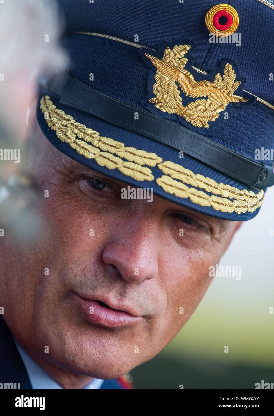 Cammin, Germany. 27th Aug, 2019. Ingo Gerhartz (r), Air Force Inspector ...