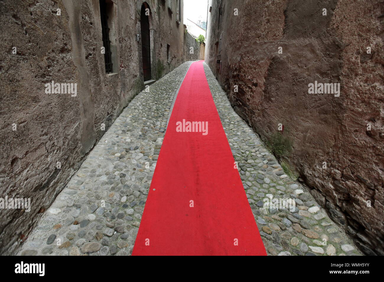 Painted cobblestone wall hi-res stock photography and images - Alamy