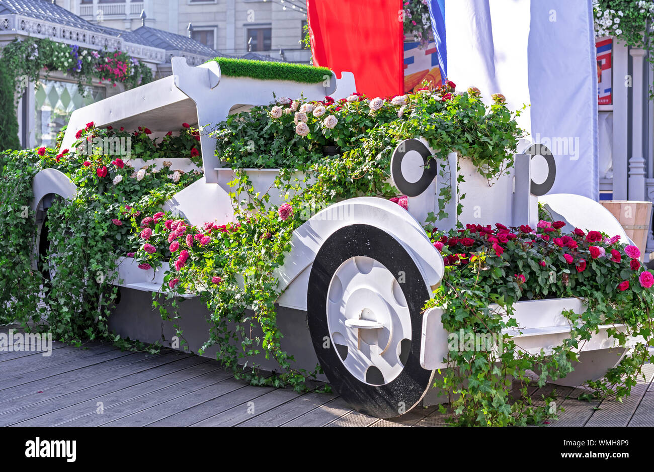 Decorative car with flowers. Flower installation Stock Photo - Alamy