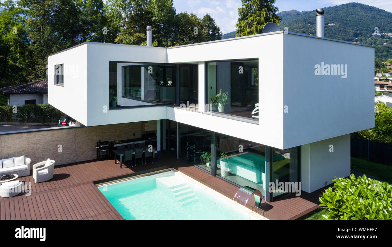 Inside The White House Pool