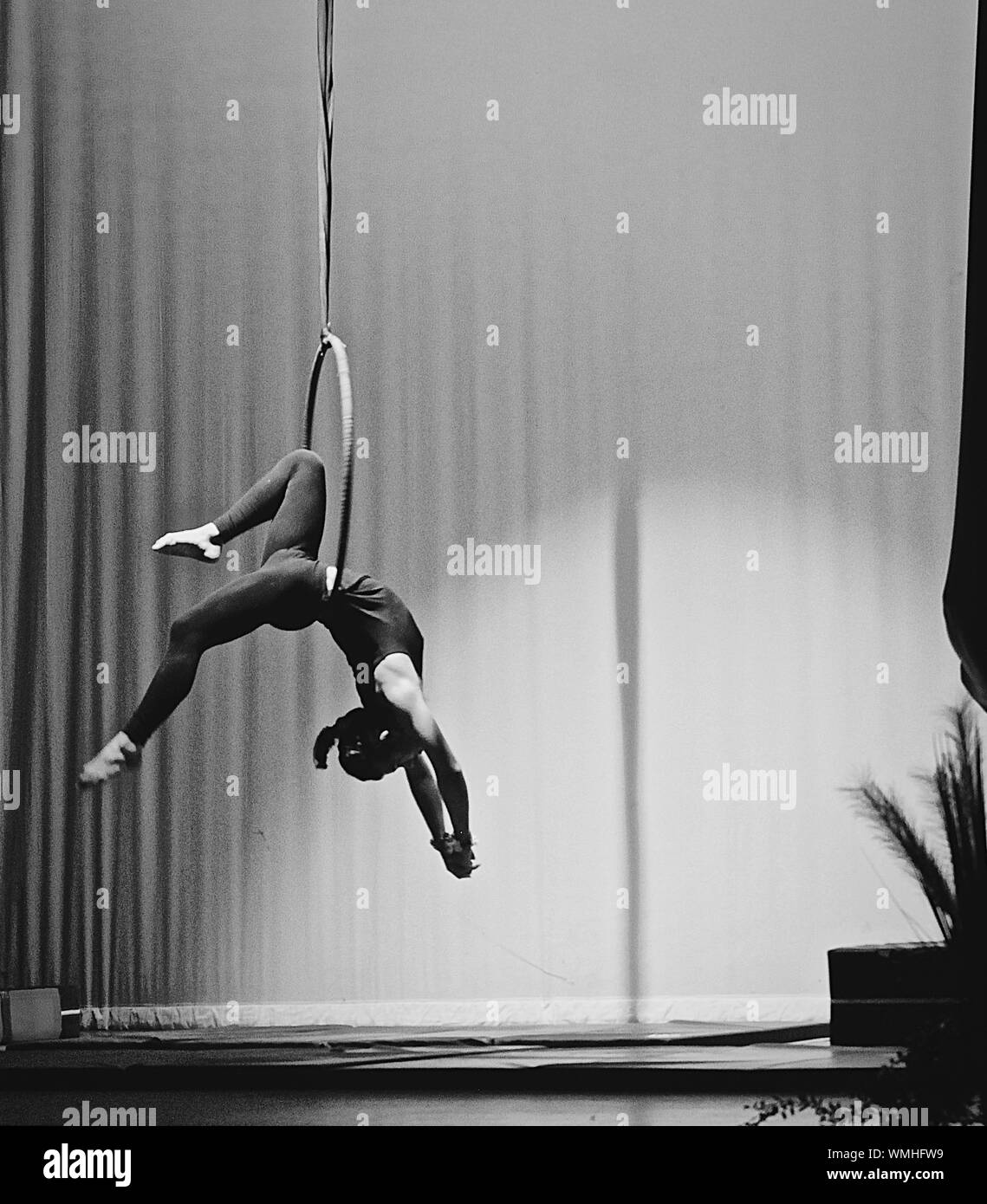 Aerialist hi-res stock photography and images - Alamy