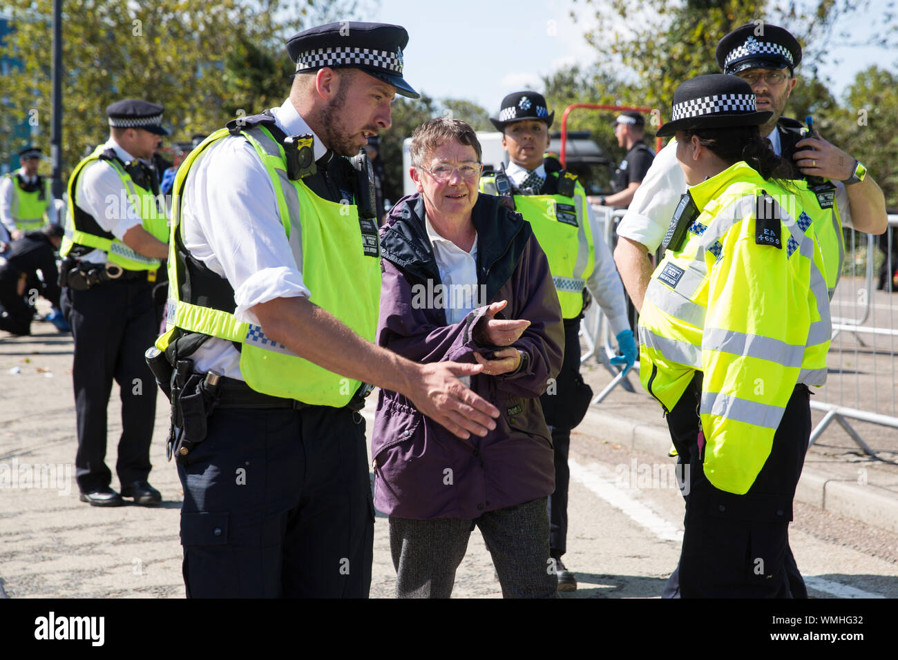 London, UK. 4 September, 2019. Metropolitan Police officers arrest an ...