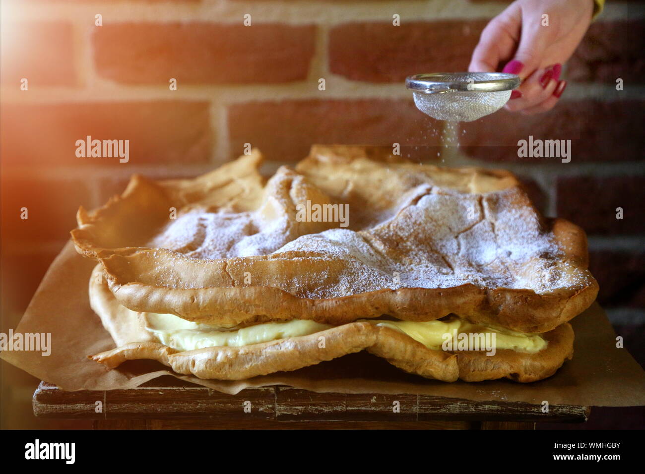 Sprinkling sugar hi-res stock photography and images - Alamy