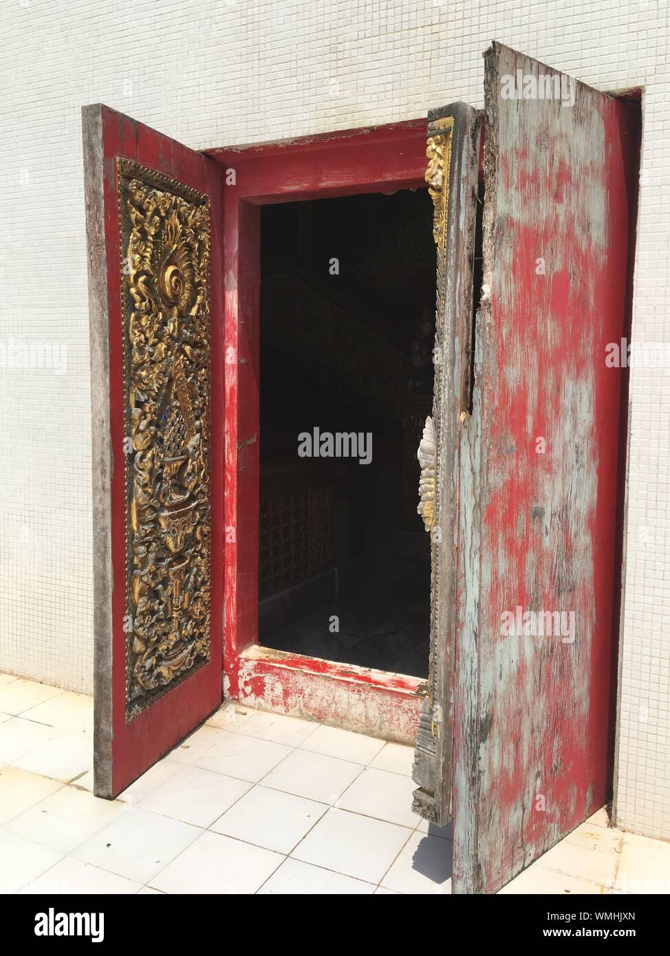 Open red door hi-res stock photography and images - Alamy