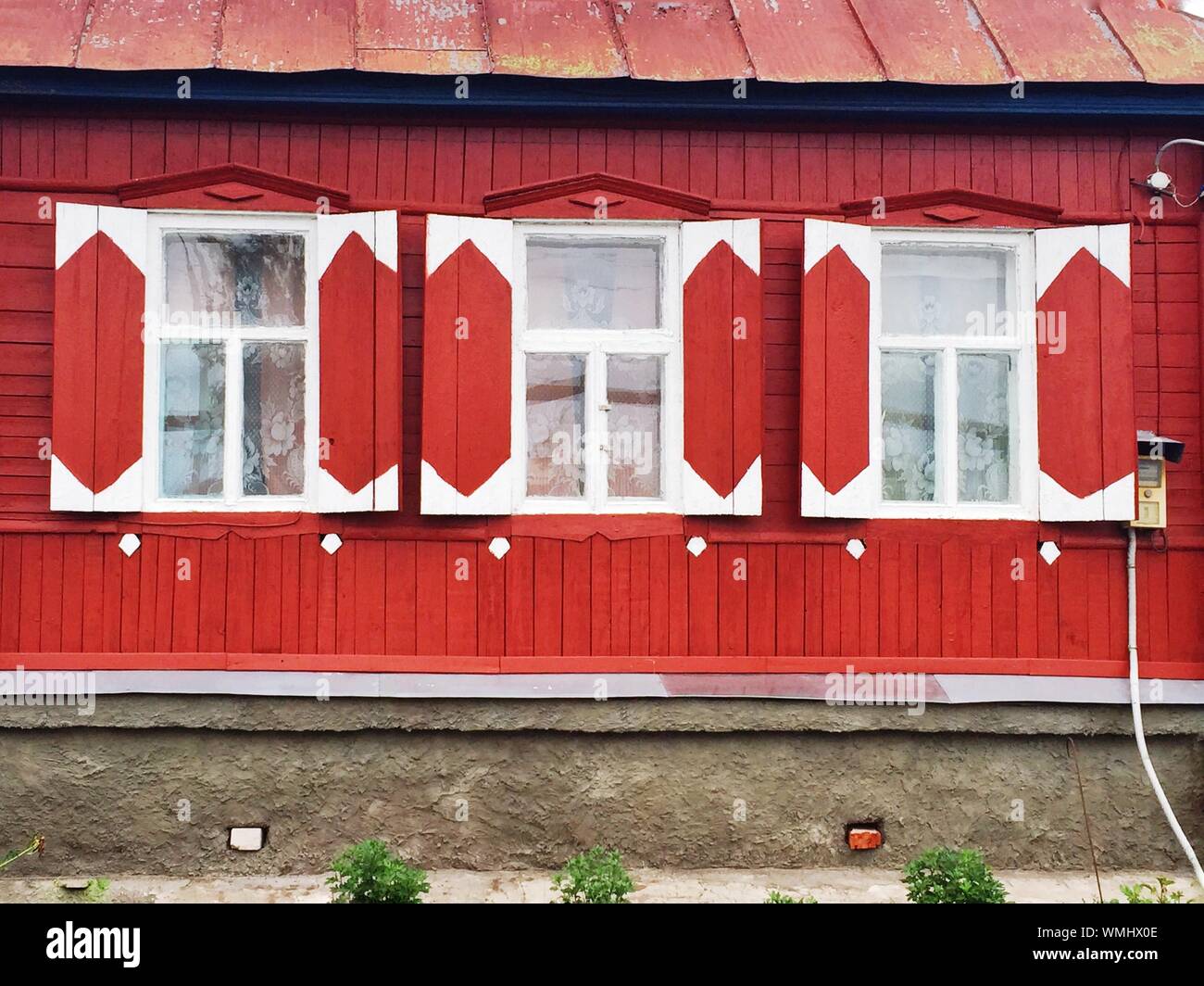Old building architectural windows hi-res stock photography and images ...