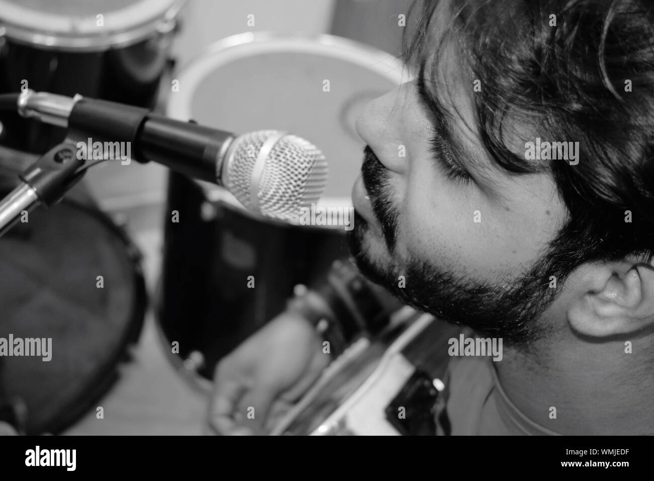 Singer microphone hi-res stock photography and images - Alamy