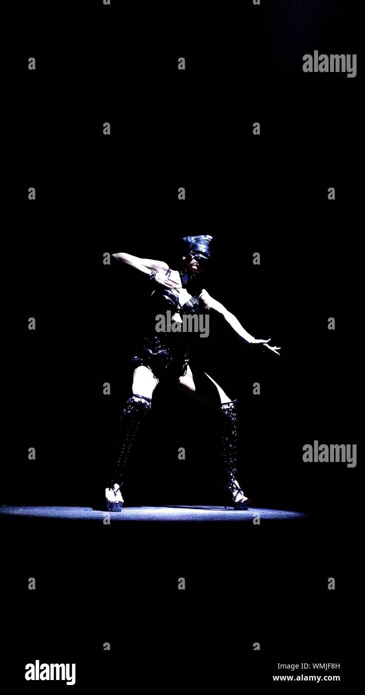 Dancing on stage front view hi-res stock photography and images - Alamy