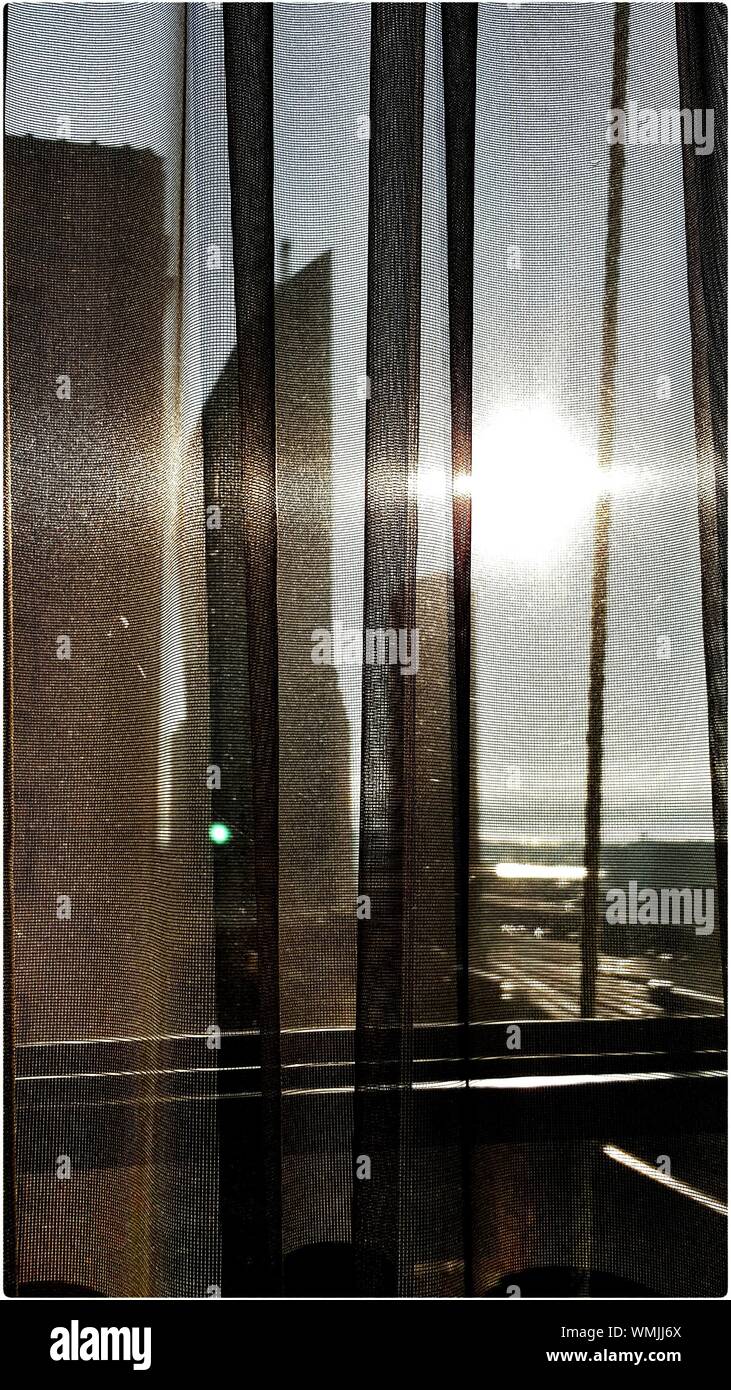 Reflecting glass curtain wall hi-res stock photography and images - Alamy