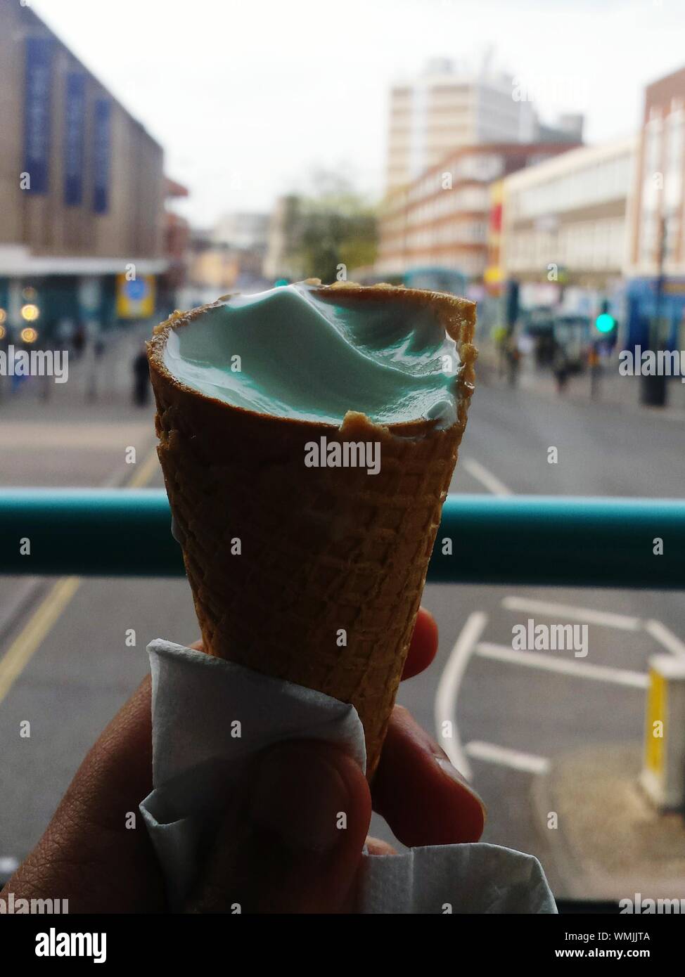 Cream bus hi-res stock photography and images - Alamy