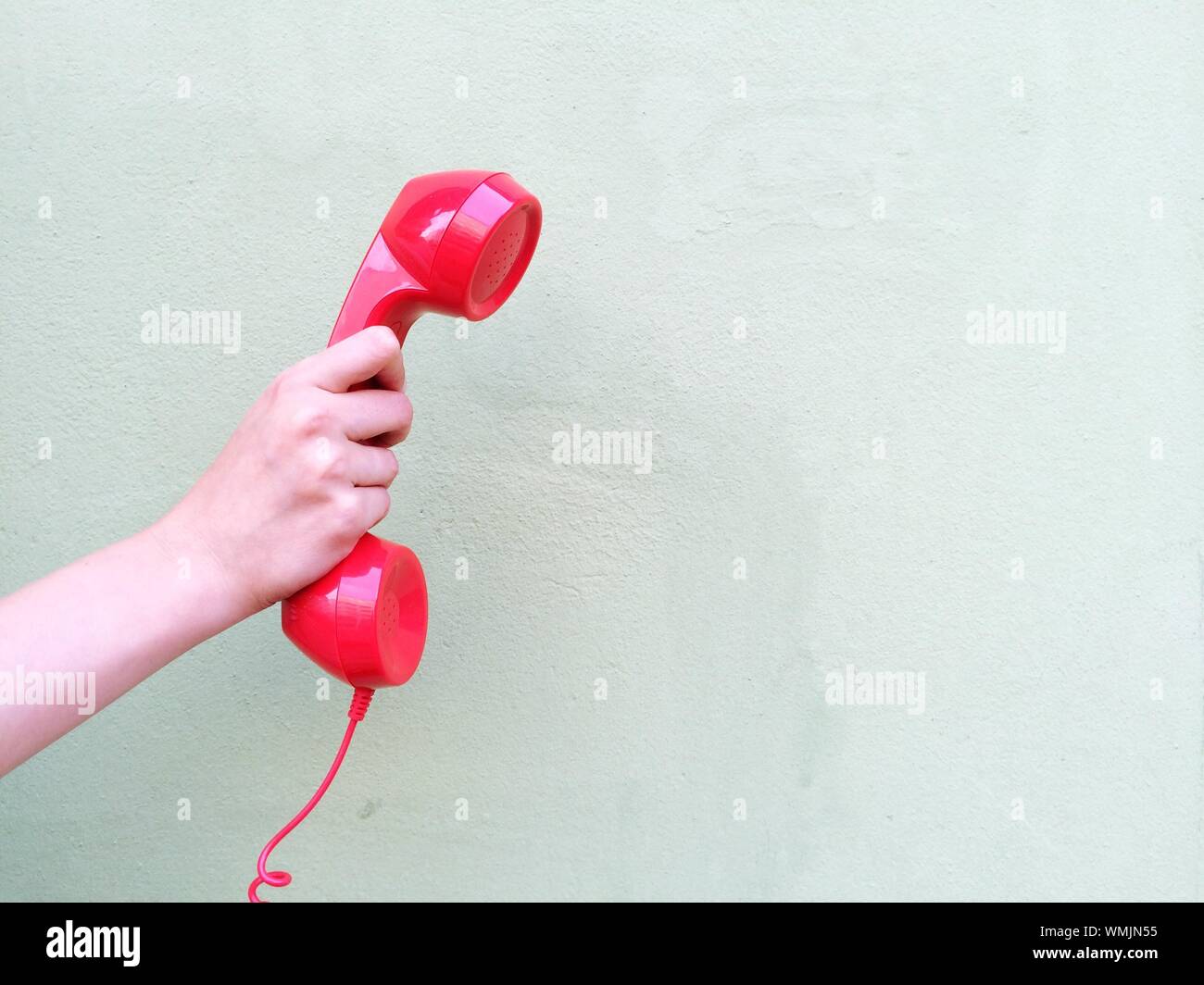 Hand holding landline phone hi-res stock photography and images - Alamy