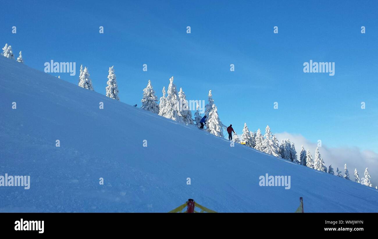 Two people on ski slope hi-res stock photography and images - Alamy