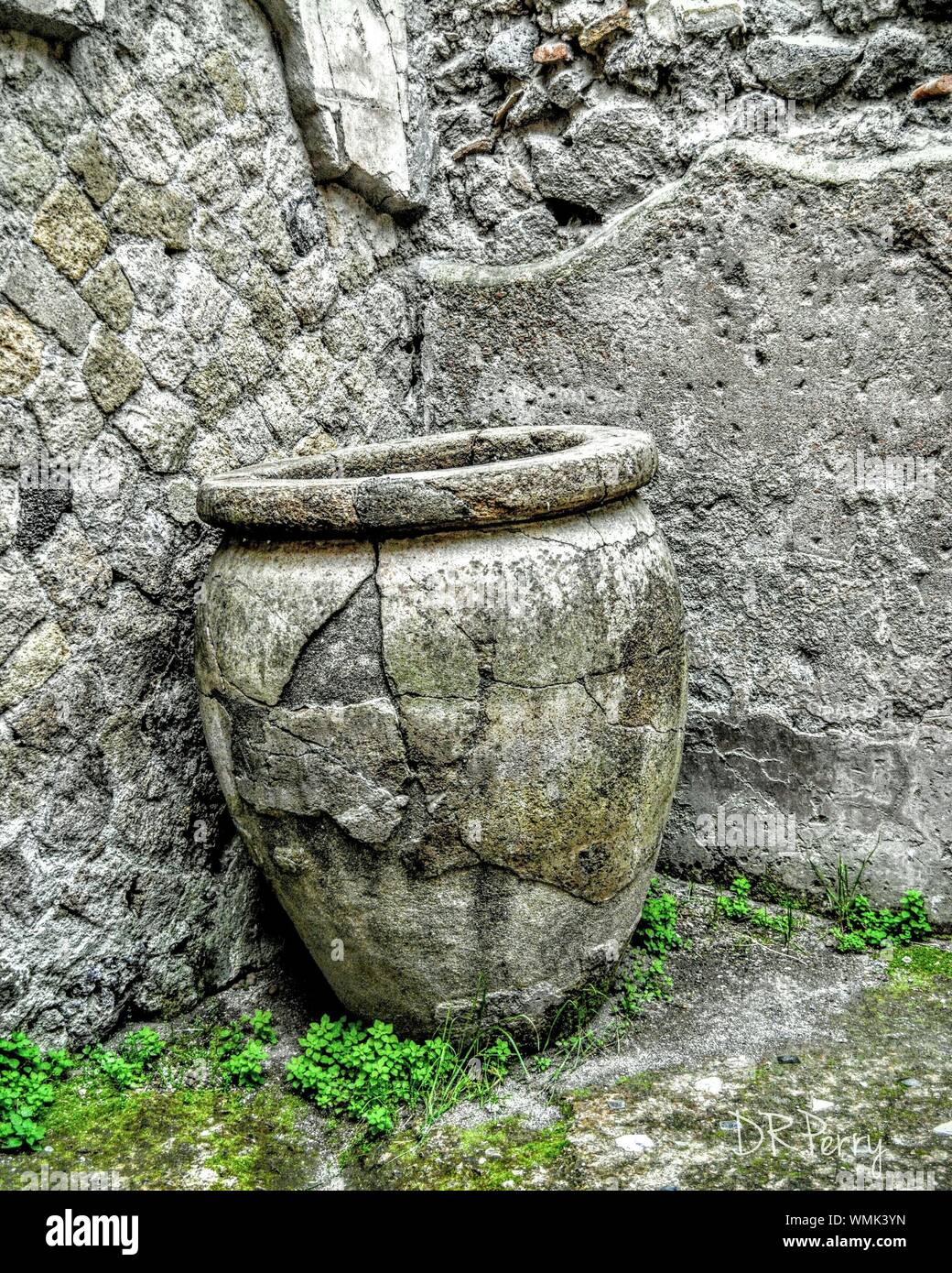 Gray urn hi-res stock photography and images - Alamy