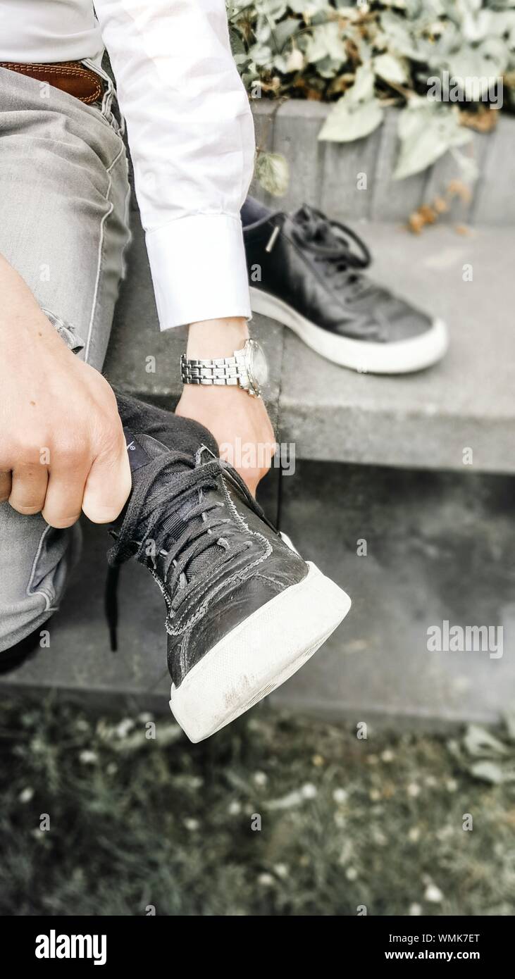 Only wearing one shoe hi-res stock photography and images - Alamy