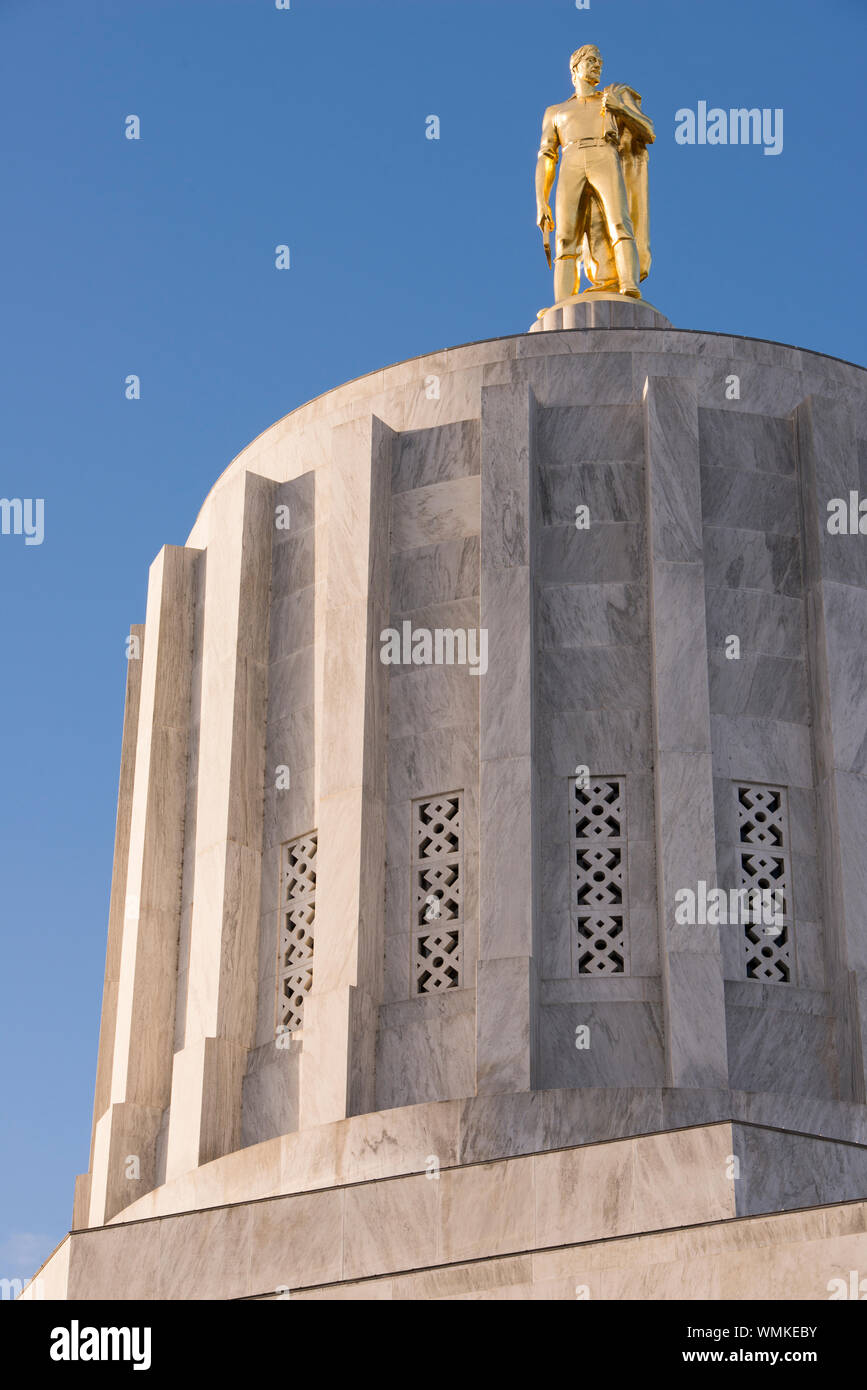 Gold man statue hi-res stock photography and images - Alamy