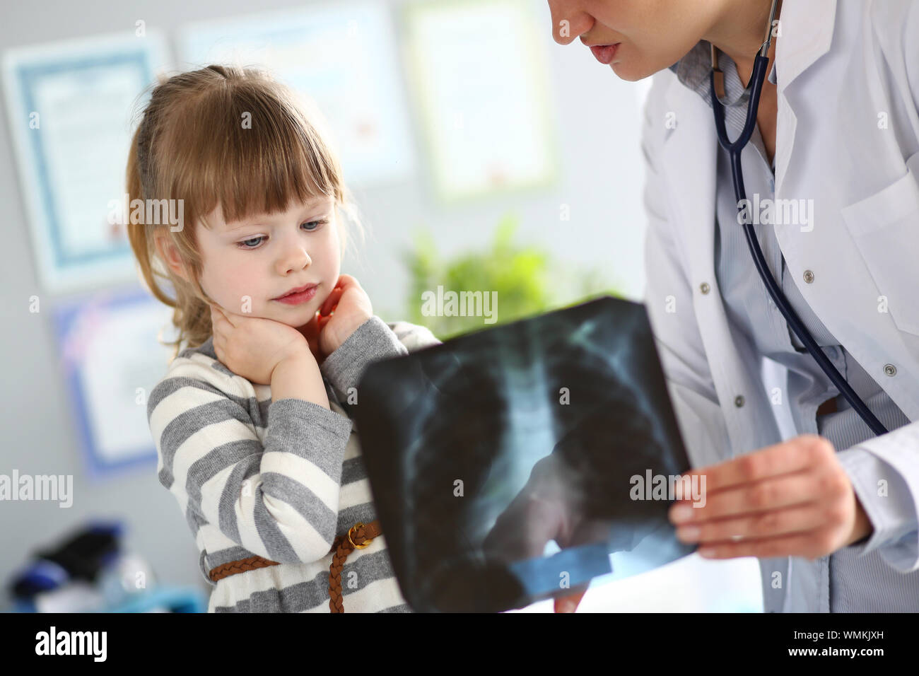 Child doctor hospital xray hi-res stock photography and images - Alamy