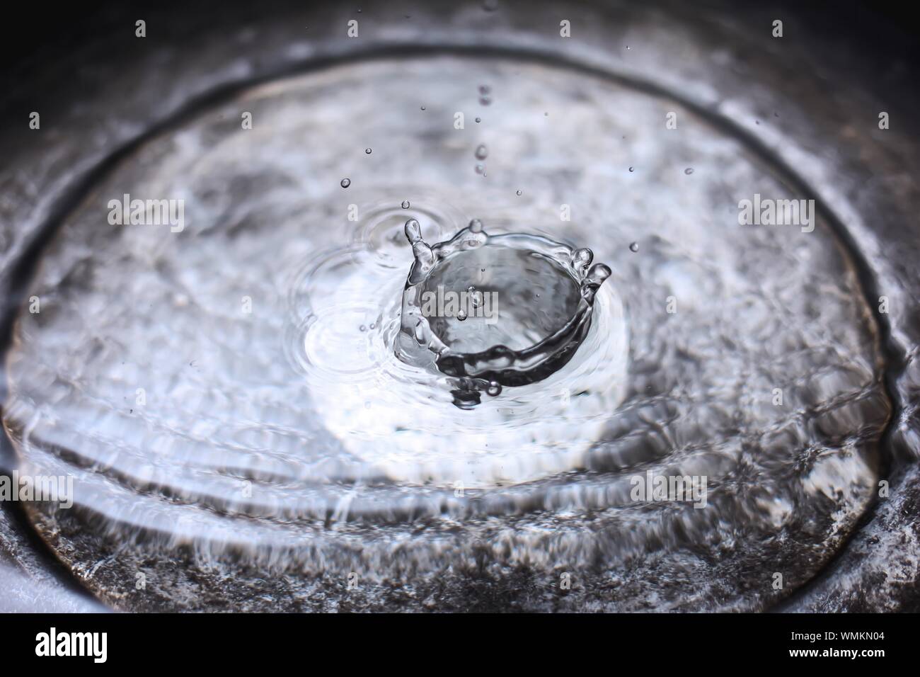 Water drop splashing hi-res stock photography and images - Alamy