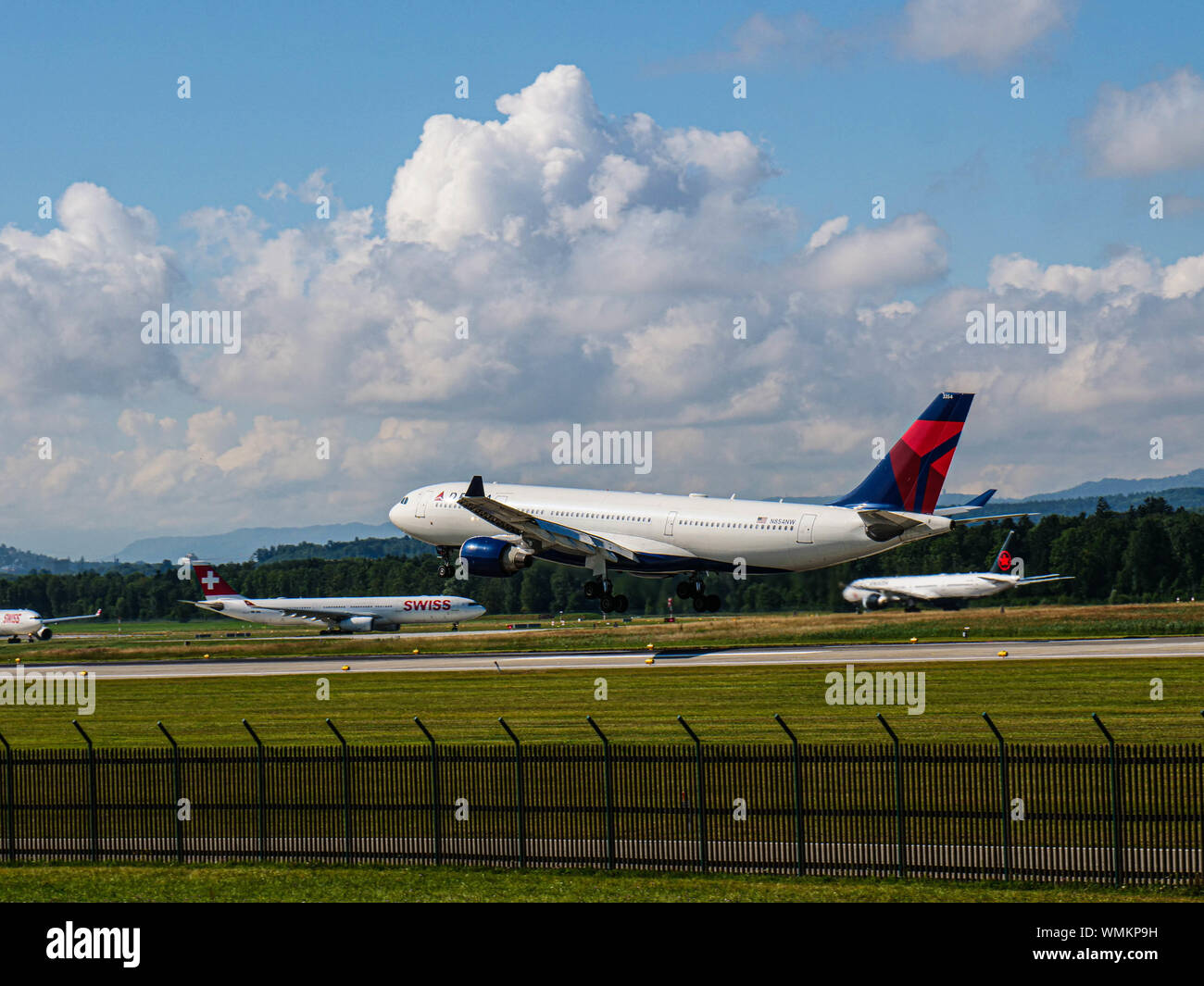 Delta Airlines plane landing at zurich airport Stock Photo - Alamy