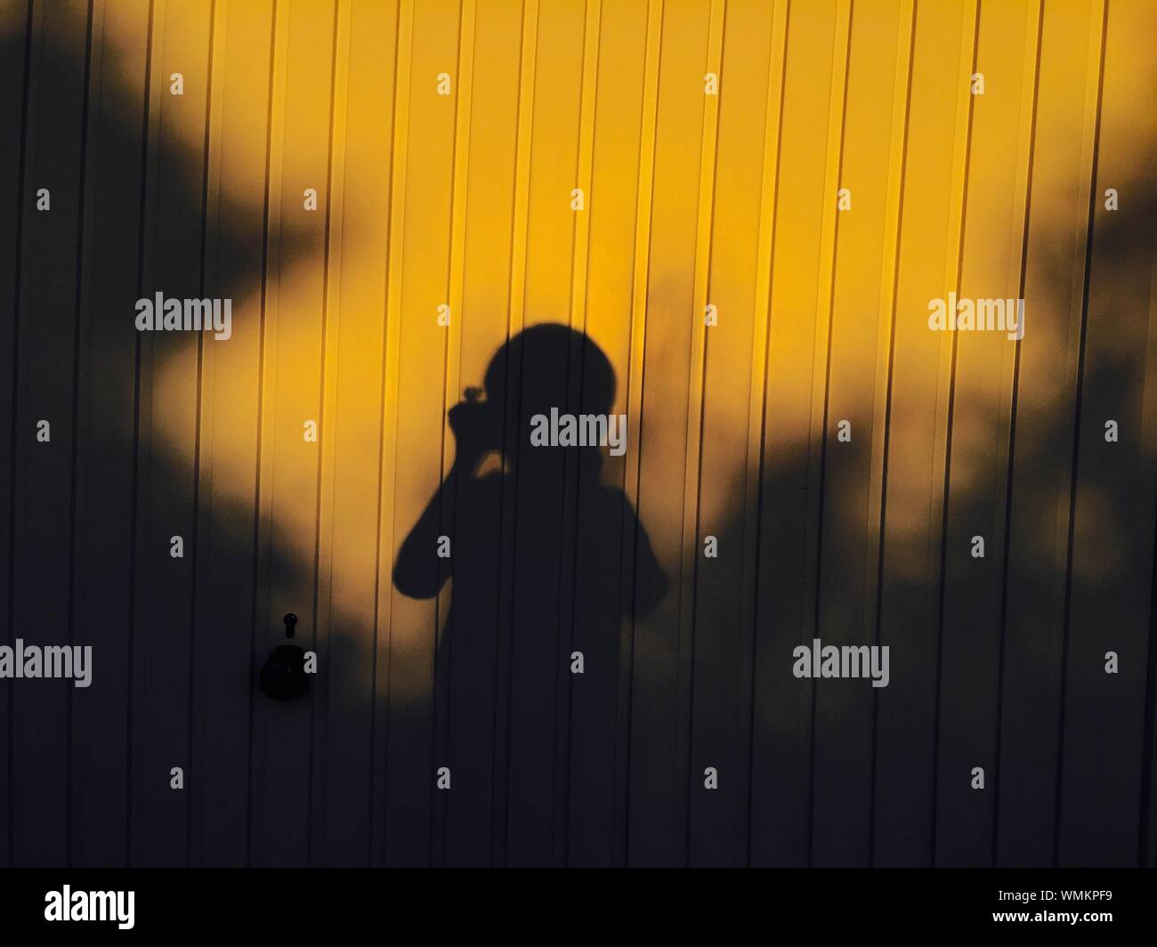 Child shadow wall hi-res stock photography and images - Alamy