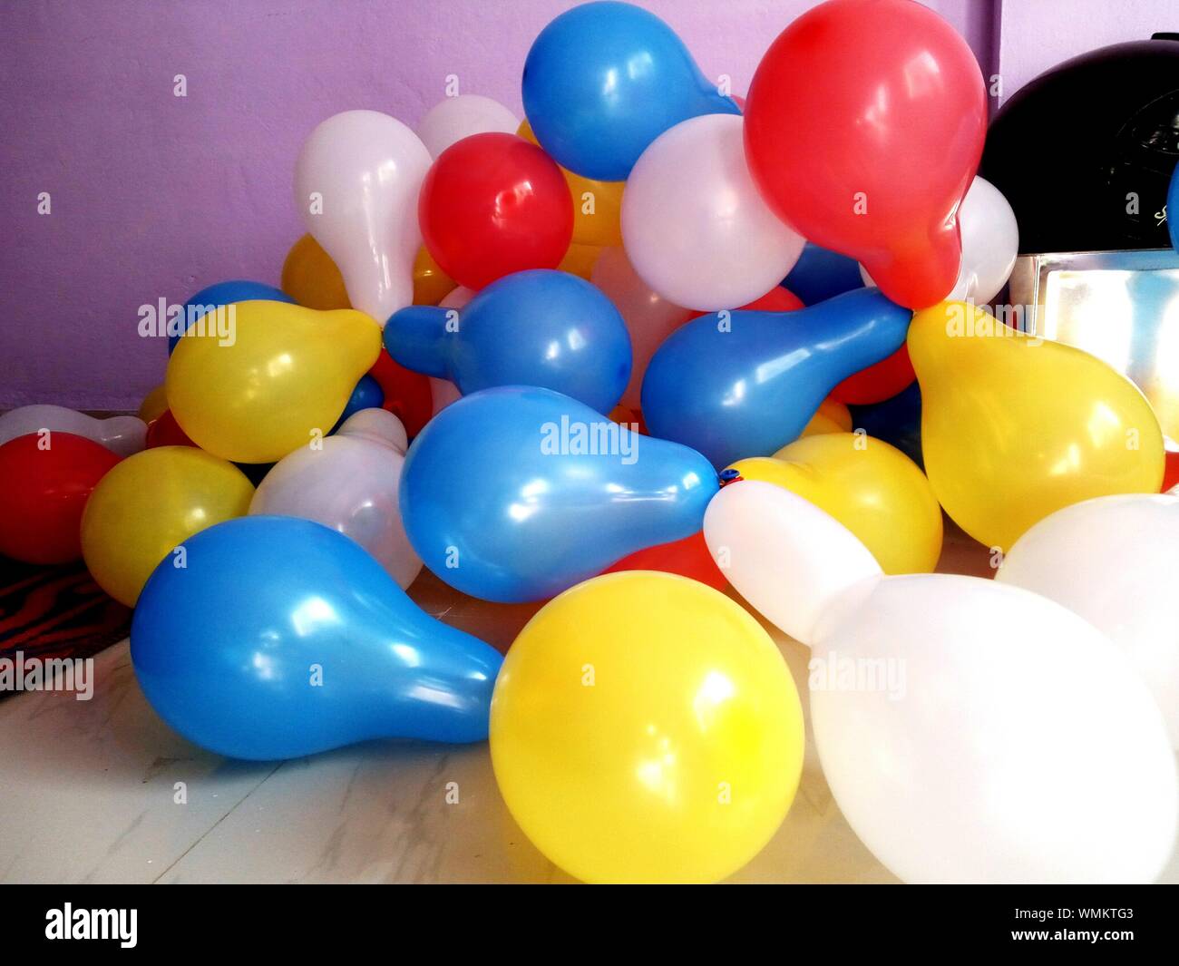 Room with balloons hi-res stock photography and images - Alamy