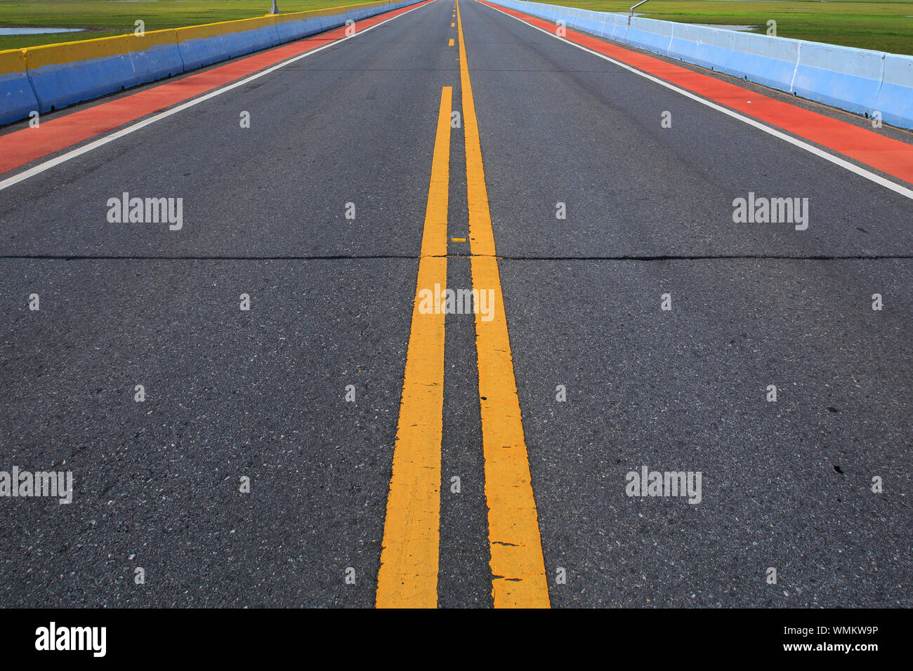 Double yellow lines and road hi-res stock photography and images - Alamy