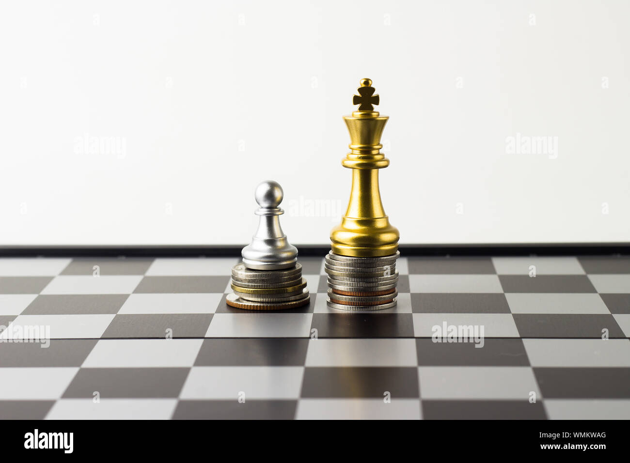 Golden chess king hi-res stock photography and images - Alamy