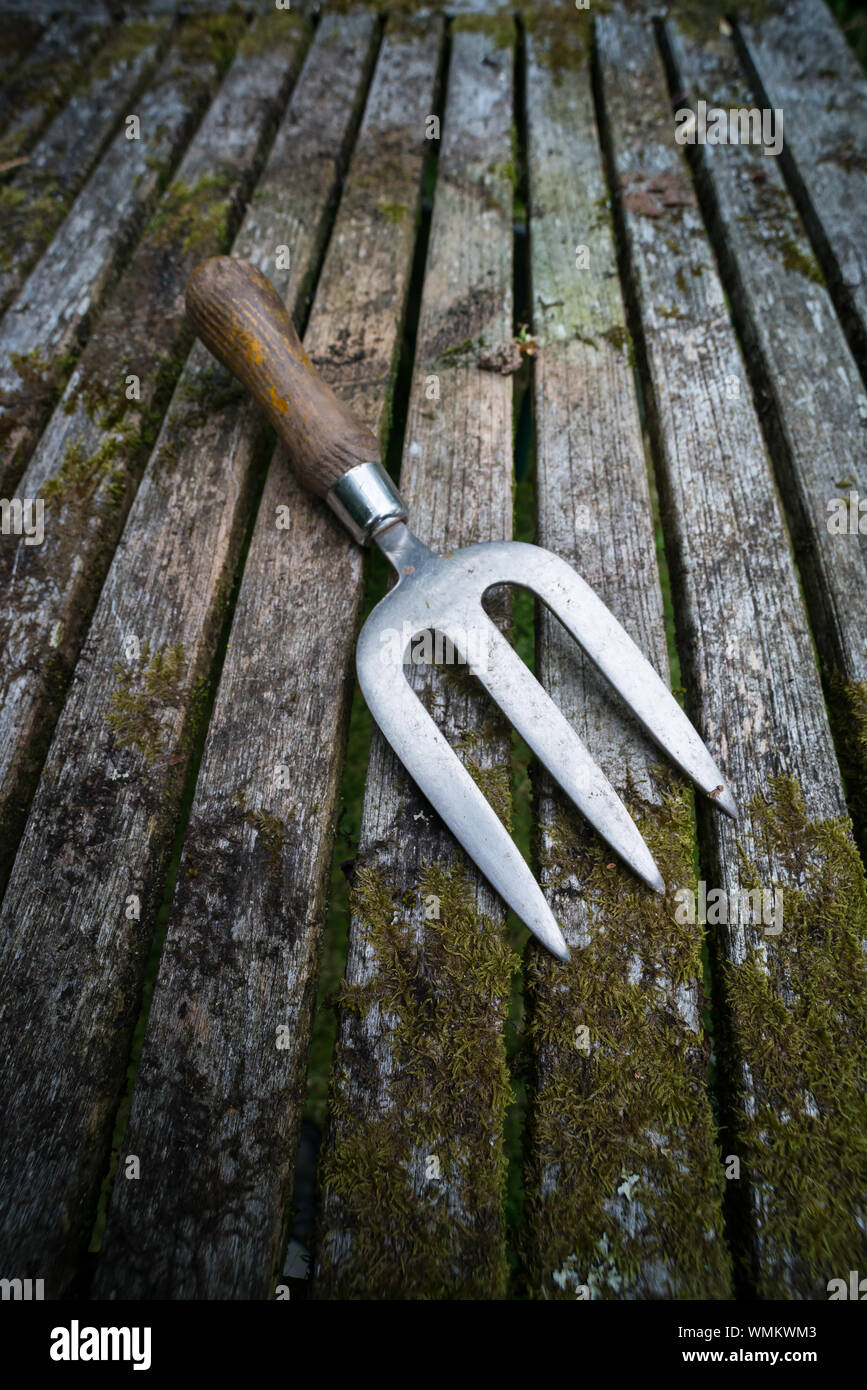 Garden hand fork rustic table Stock Photo - Alamy