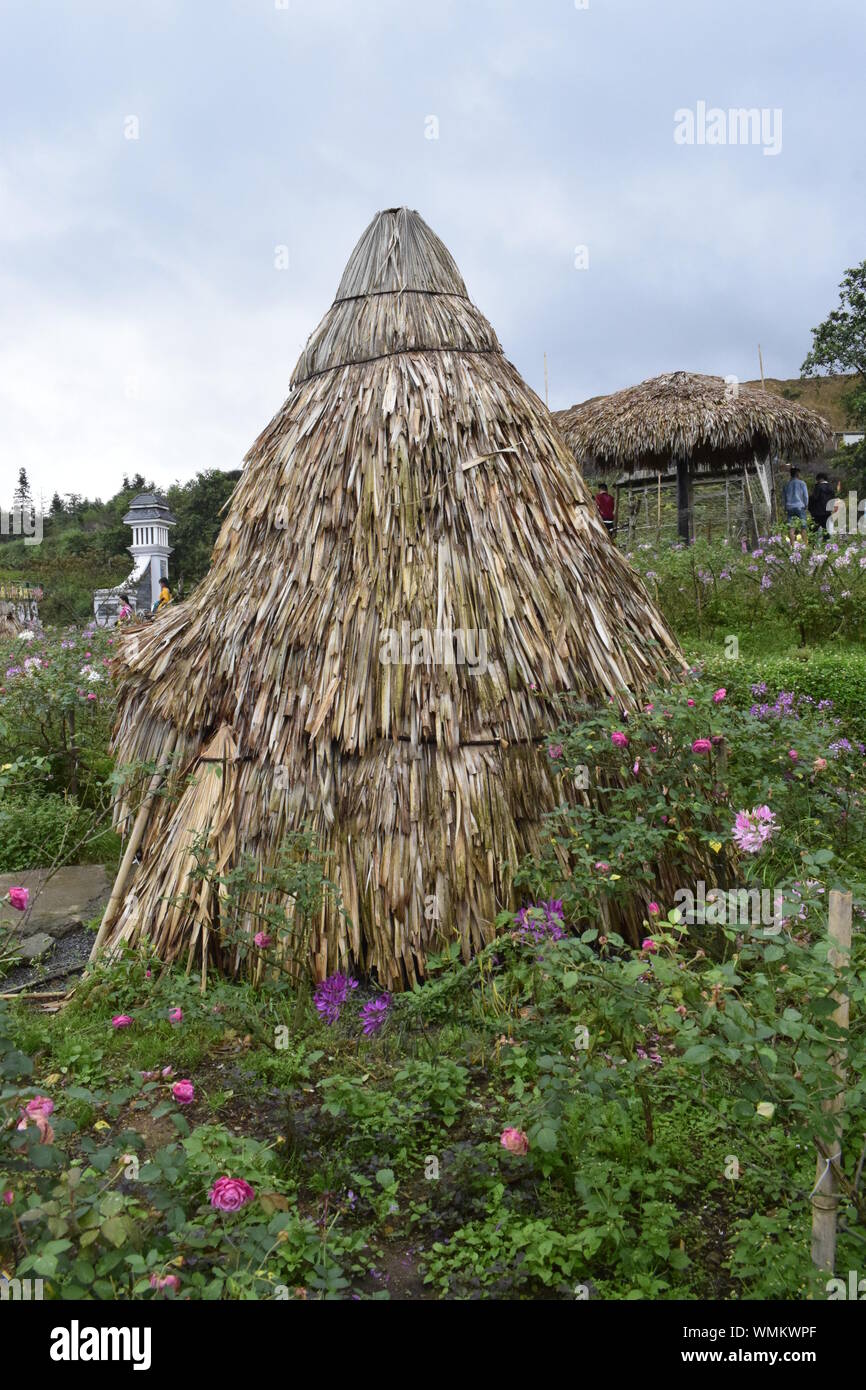 Traditional african mud house grass hi-res stock photography and images ...