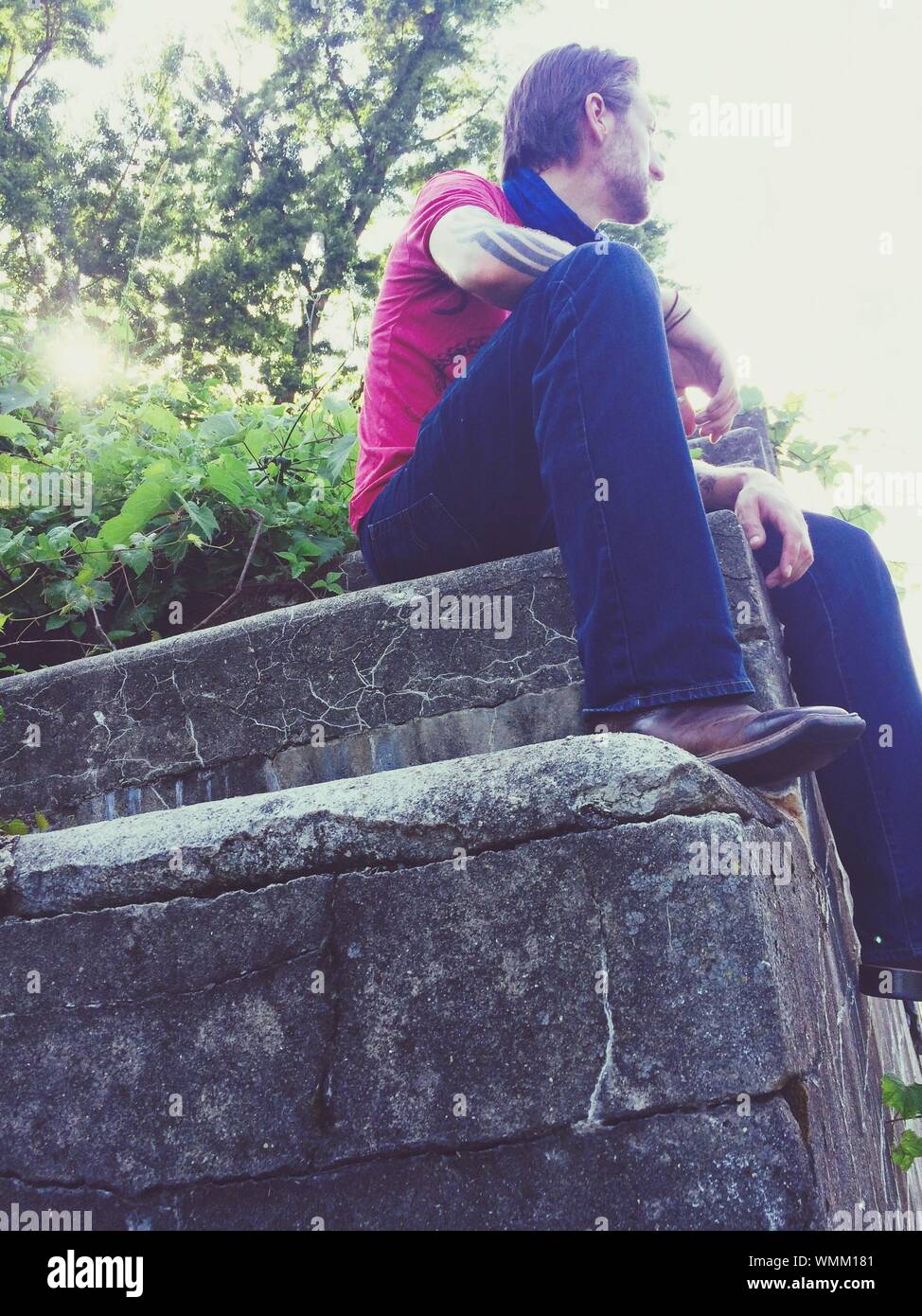 Man sitting on wall hi-res stock photography and images - Alamy