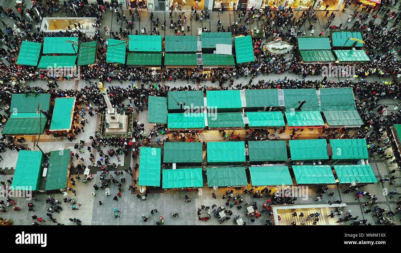 Crowded market hi-res stock photography and images - Alamy