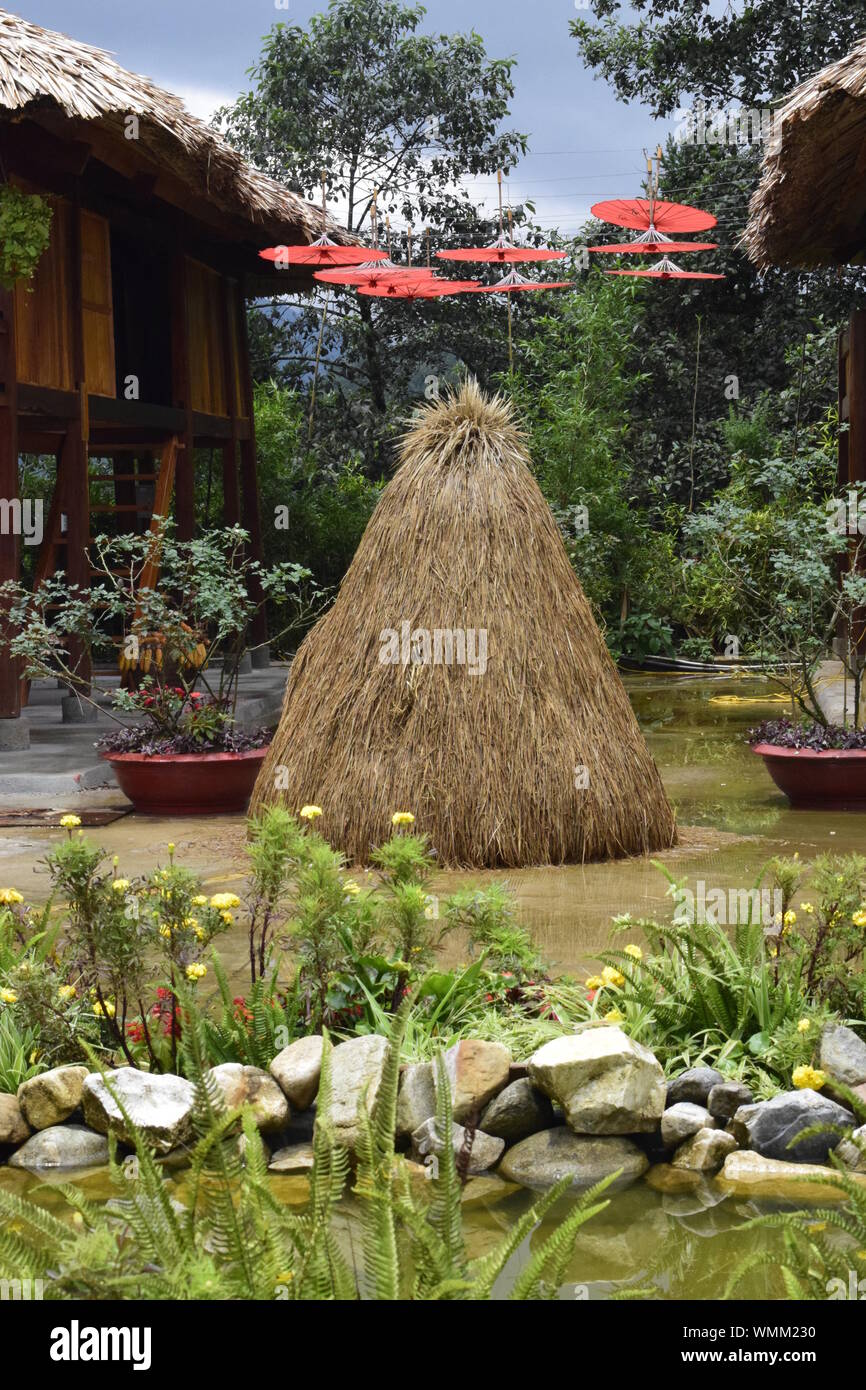 Traditional african mud house grass hi-res stock photography and images ...