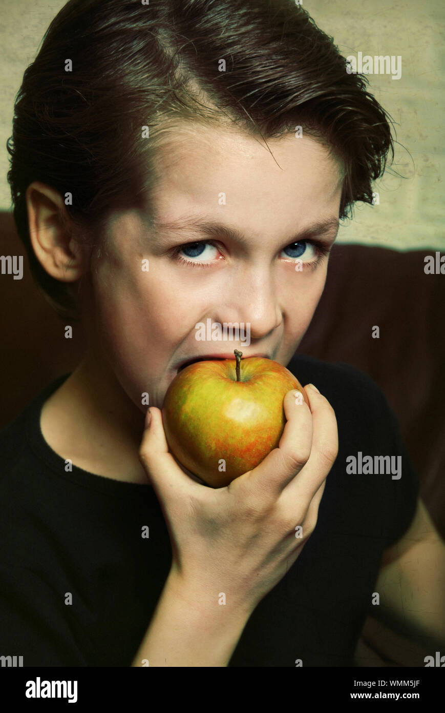 Portrait of boy eating apple hi-res stock photography and images - Alamy