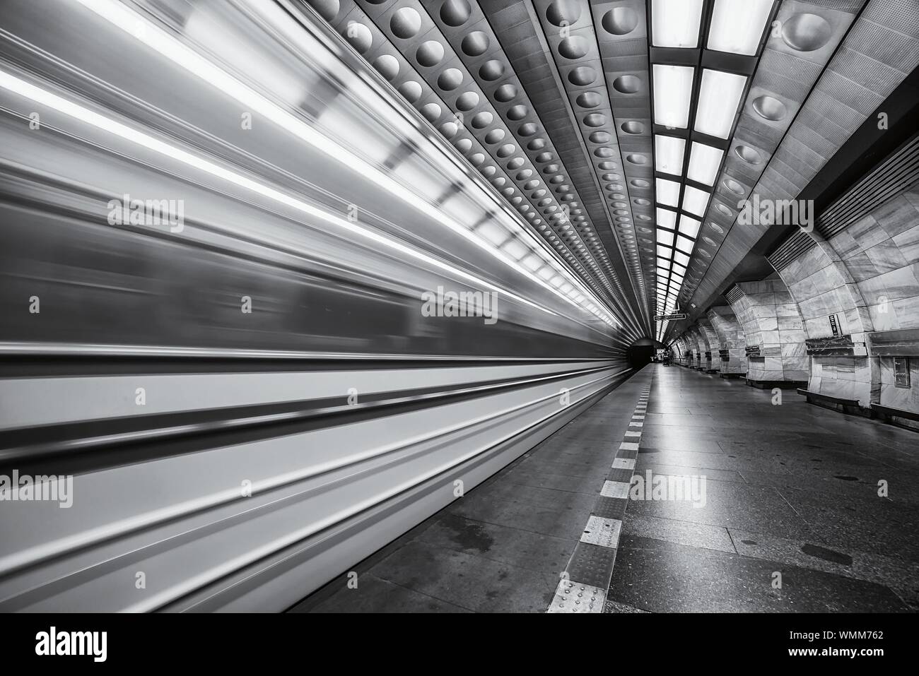 Running for the train hi-res stock photography and images - Alamy