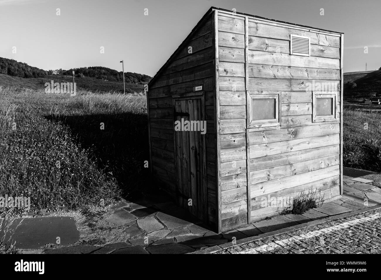 Cabin in the field hi-res stock photography and images - Alamy