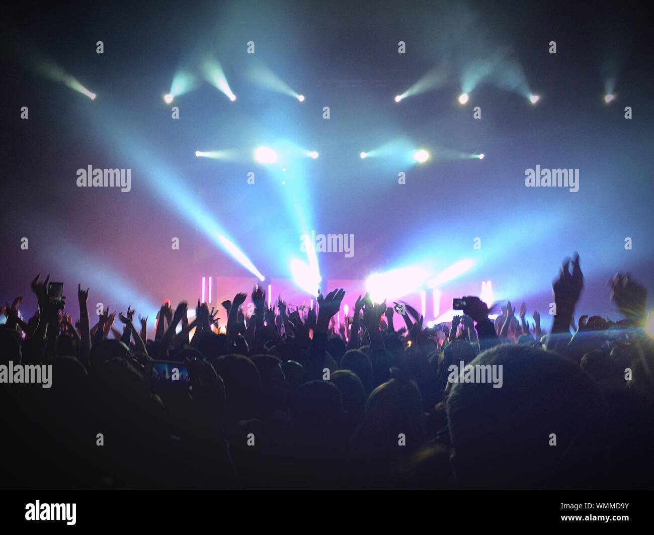 Concert cheering hi-res stock photography and images - Alamy