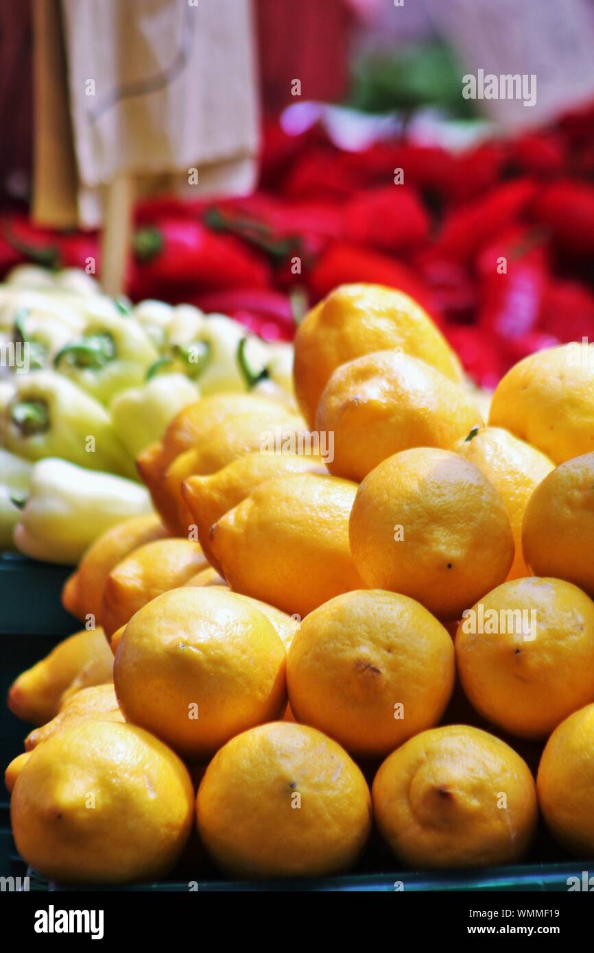 Lemons market stall hi-res stock photography and images - Alamy