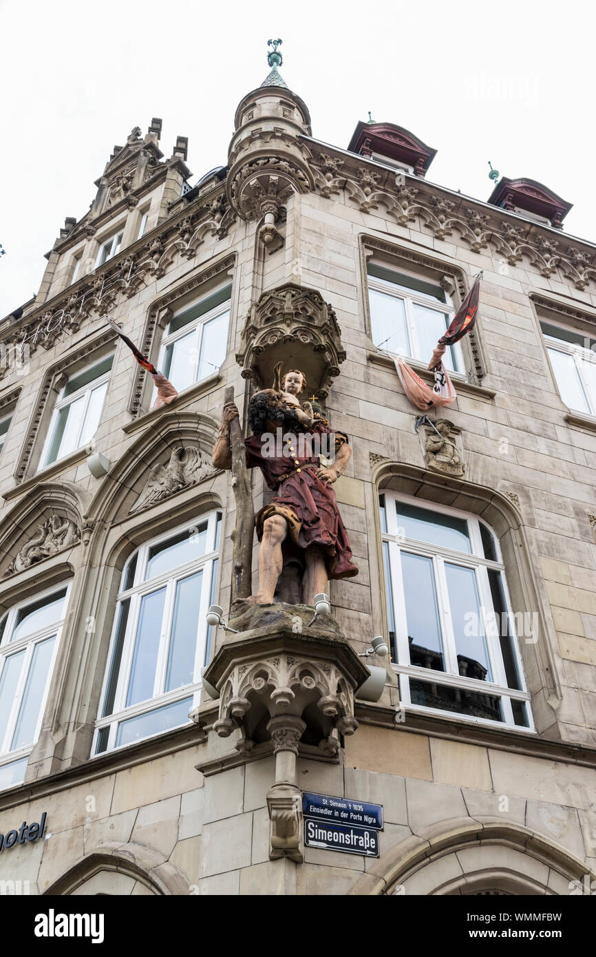 Christophorus sculpture hi-res stock photography and images - Alamy